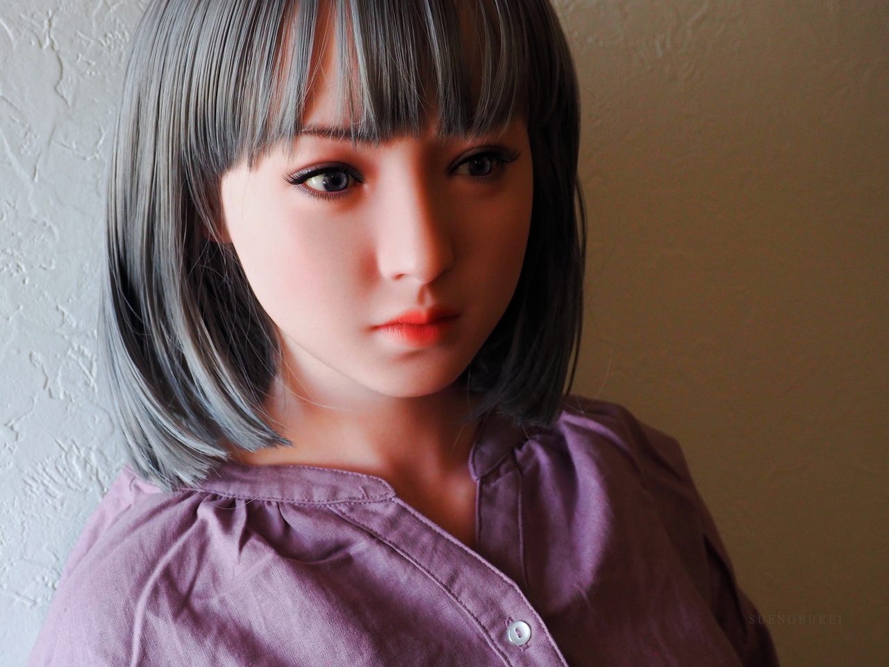 Yui: In violet - The quiet beauty of the doll