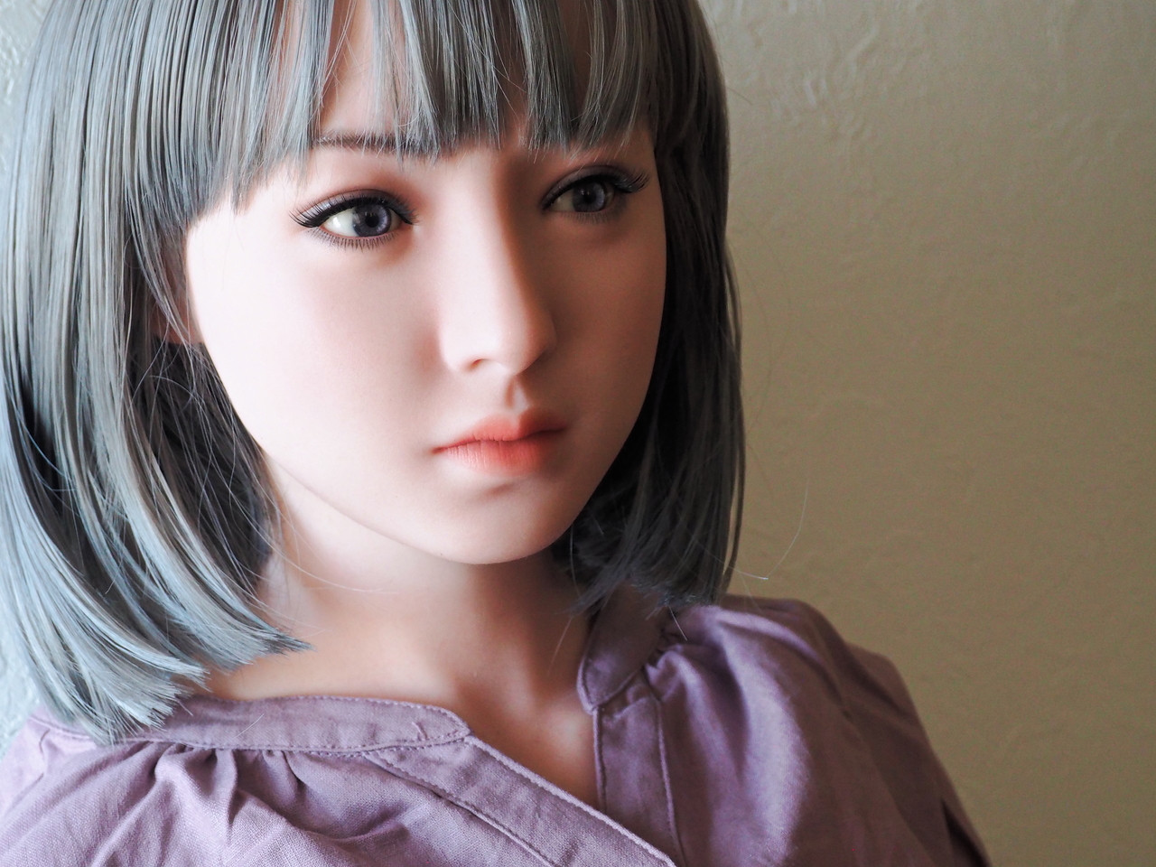 Yui: In violet - The quiet beauty of the doll