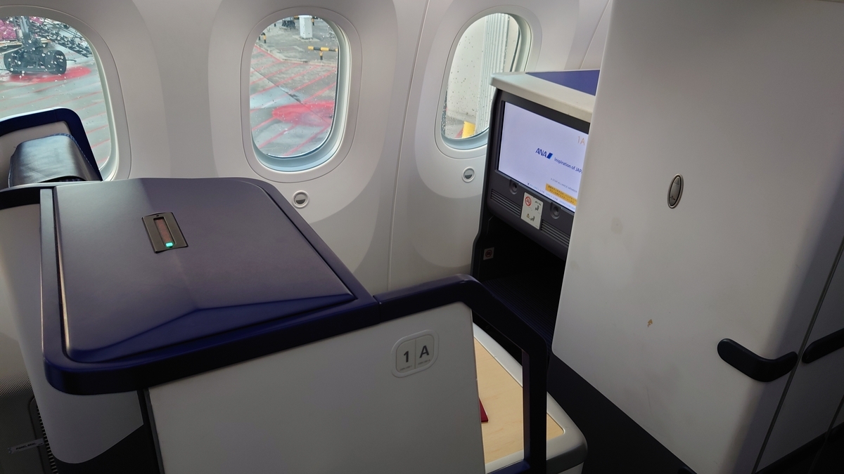 個室感がすごい座席で帰国 NH806(バンコク→成田)ビジネスクラス搭乗記 - 世界は広いが、遠くない！