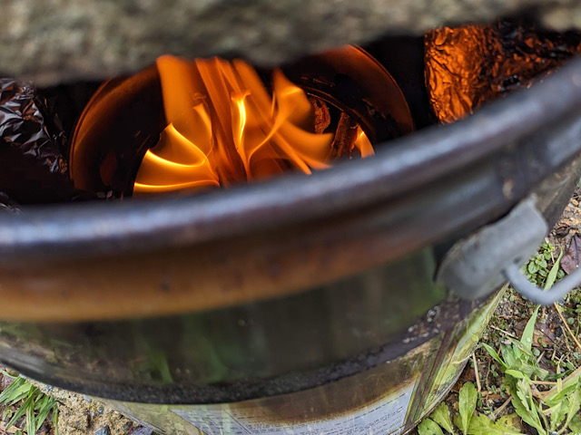 【遊び】ペール缶とソロストーブで美味しい焼き芋作り - ハリマくんの家