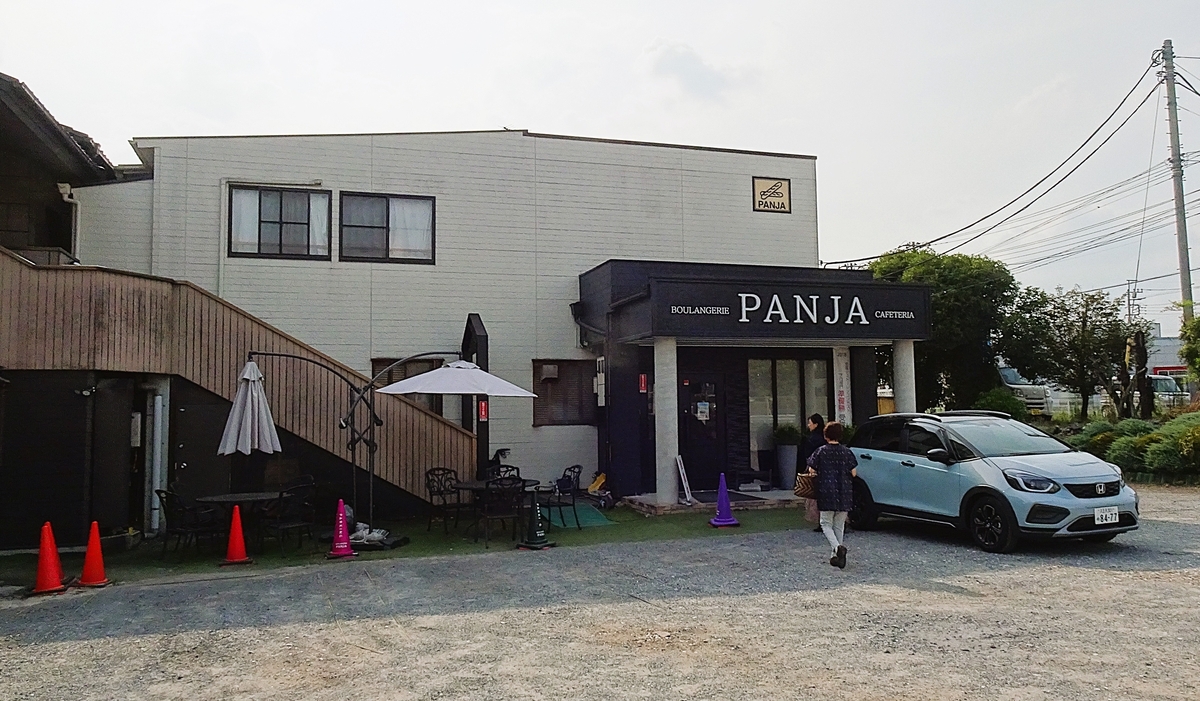 古民家カフェレストランへ、朝食の甘いパンも地場ゲットで - 遥か彼方へ