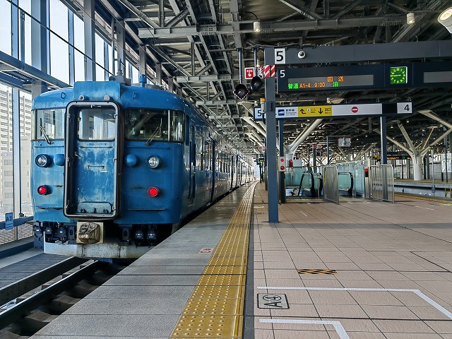 富山地鉄で413系（AM05編成）に乗車！ - アルプススノー社編集部