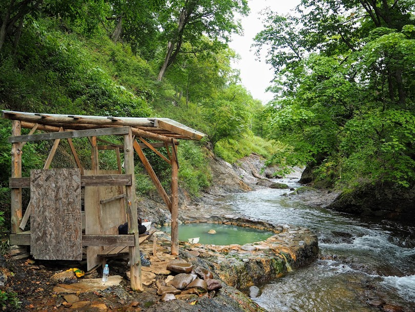 然別峡野営場の「鹿の湯」は渓流にたたずむ混浴露天風呂！キャンプせず日帰り入浴も可能【北海道十勝】 - はしも温泉ログ