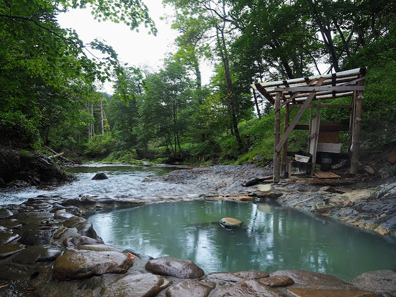 然別峡野営場の「鹿の湯」は渓流にたたずむ混浴露天風呂！キャンプせず日帰り入浴も可能【北海道十勝】 - はしも温泉ログ