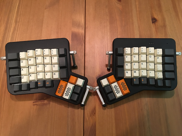 ergodox-ezのkeycapをGMK Carbon Keycap Setと交換した - hirakiucの日記