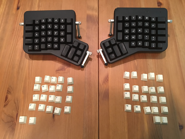 ergodox-ezのkeycapをGMK Carbon Keycap Setと交換した - hirakiucの日記