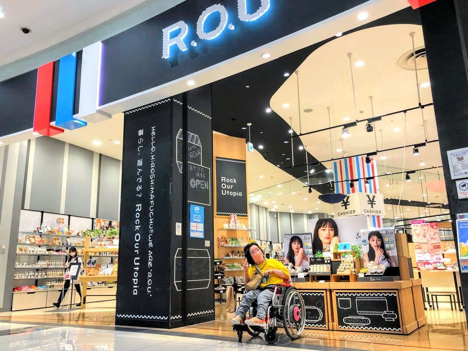 R.O.U 広島府中店 安芸郡府中町大須2丁目 イオンモール広島府中1階 2022年8月17日 - まりちゃんが車いすで行く