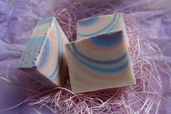 レインボー模様の石けん（Bramble Berry® Lots of Lather Quick Mix 使用） - 手作り石けんのブログ