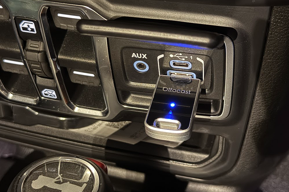 Jeep ラングラーCarPlayをワイヤレス化!Ottocast MINI2 レビュー - 本能ブログ【東京とカメラといろいろと】