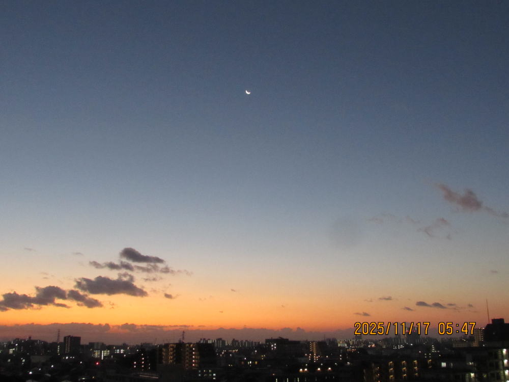 早く起きてベランダから空を見ると、三日月お月様が光ってます♪ - ふさ子のブログ2（Hatena）