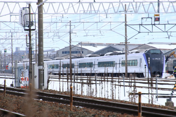 E353系S106編成出場 - ガタゴト日誌