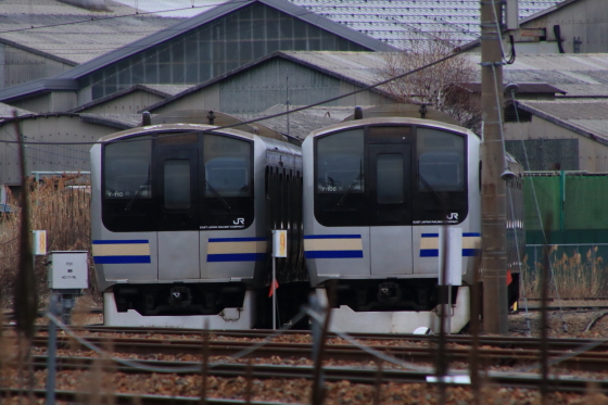 解体中のE217系先頭車と最終試験中のE353系S114編成 - ガタゴト日誌