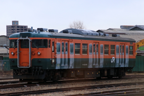 解体中のE217系先頭車と最終試験中のE353系S114編成 - ガタゴト日誌