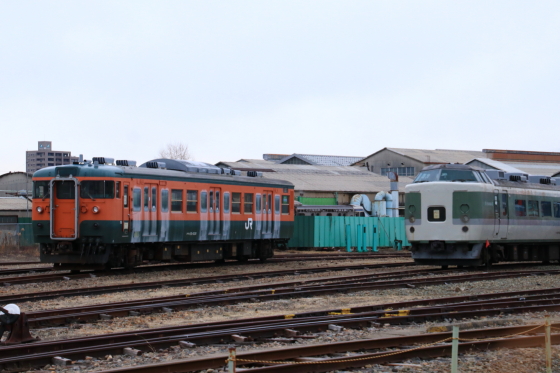 解体中のE217系先頭車と最終試験中のE353系S114編成 - ガタゴト日誌