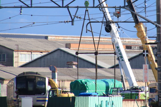 ED60 1が緑の保護シートに覆われ長総から新天地へ - ガタゴト日誌