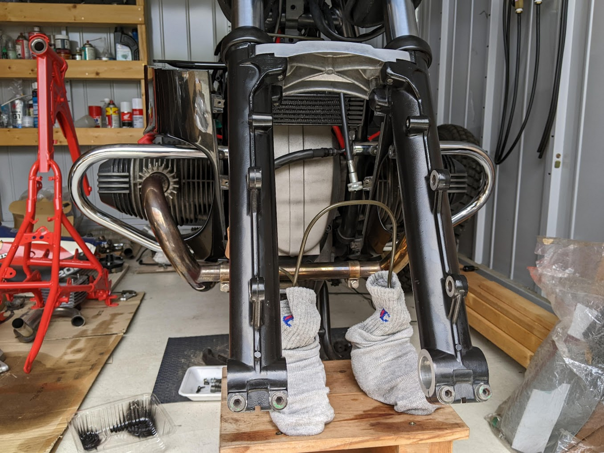 車体へのフロントフォーク組みつけ - 1989年式 BMW R100RS の備忘録