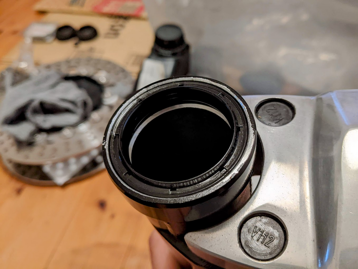 車体へのフロントフォーク組みつけ - 1989年式 BMW R100RS の備忘録