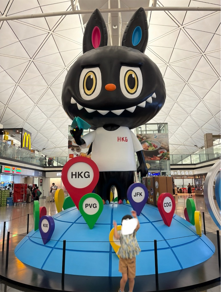 【香港空港×LABUBU（ラブブ）コラボ】巨大ラブブが出現！ - 1歳〜5歳子連れ旅行ブログ ︎東北出発