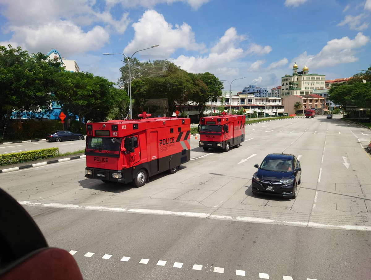 Singapore Police Special Operations Command〔SOC〕 Vehicle に遭遇！ 〜 路線バスの車窓 ...