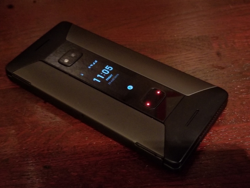 【Cosmo Communicator】発売前にユーザーイベントで初披露。サブ液晶、デュアルSIM、eSIM、キーボードバックライト、高速処理 ...