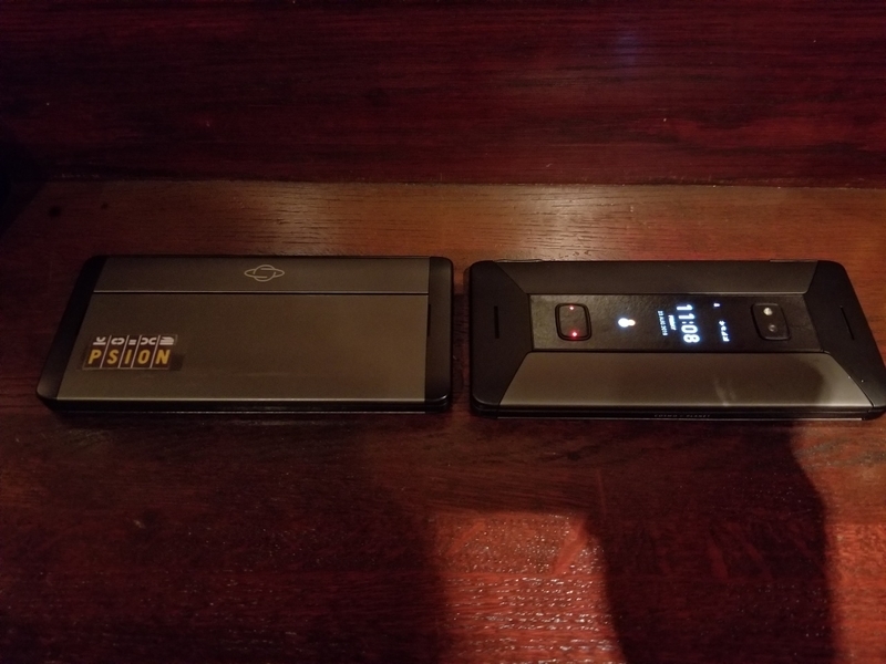 【Cosmo Communicator】発売前にユーザーイベントで初披露。サブ液晶、デュアルSIM、eSIM、キーボードバックライト、高速処理 ...