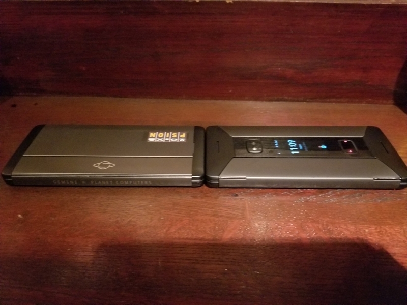 【Cosmo Communicator】発売前にユーザーイベントで初披露。サブ液晶、デュアルSIM、eSIM、キーボードバックライト、高速処理 ...