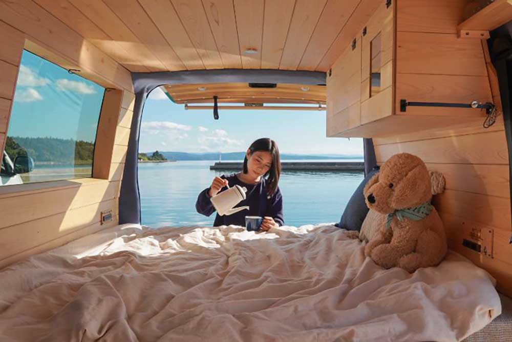 お気に入りの街で車中泊を！ バンライファー・宮本メイさんの旅する暮らし - カエライフ ～ クルマとカスタムで暮らしをカエるーCUSTOM ...