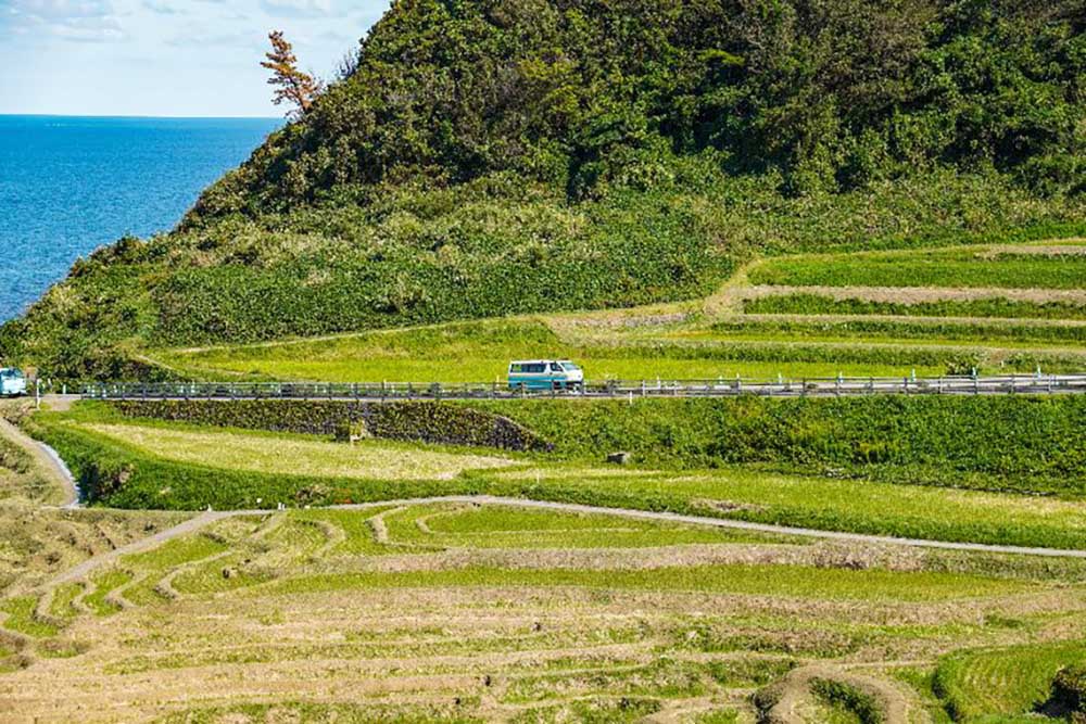 お気に入りの街で車中泊を！ バンライファー・宮本メイさんの旅する暮らし - カエライフ ～ クルマとカスタムで暮らしをカエるーCUSTOM ...