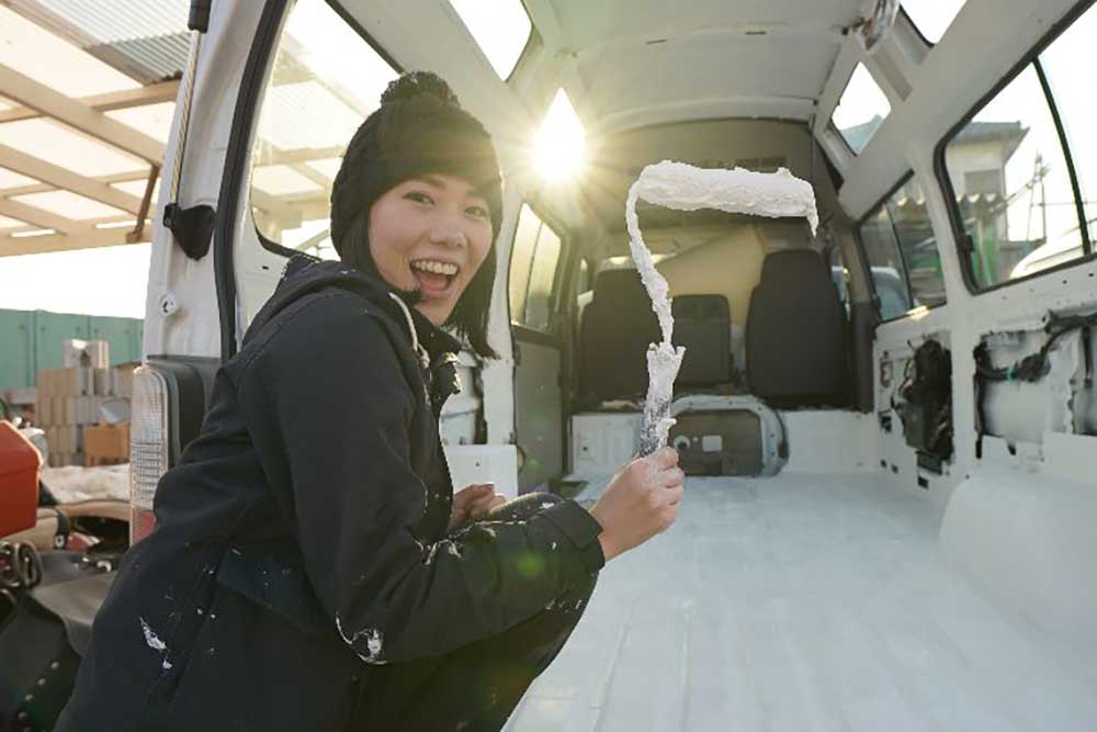 お気に入りの街で車中泊を！ バンライファー・宮本メイさんの旅する暮らし - カエライフ ～ クルマとカスタムで暮らしをカエるーCUSTOM ...