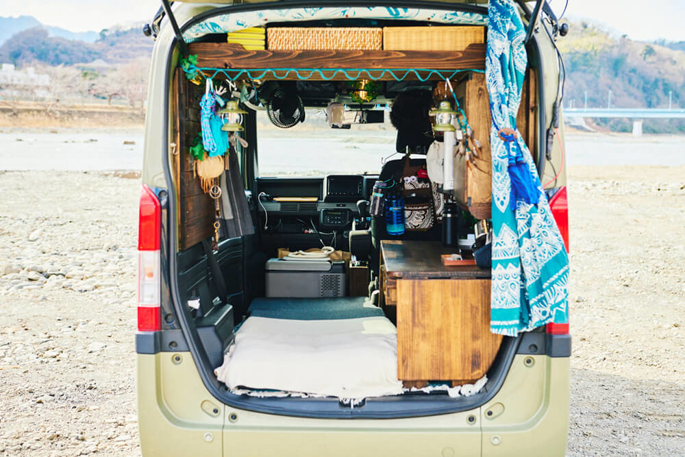 【実例】Honda軽自動車N-VANをDIYカスタムして住居＆スタジオにしたruiさんの車内を徹底解説！ - カエライフ ～ クルマとカスタムで暮らしをカエるーCUSTOM ENJOY LIFE