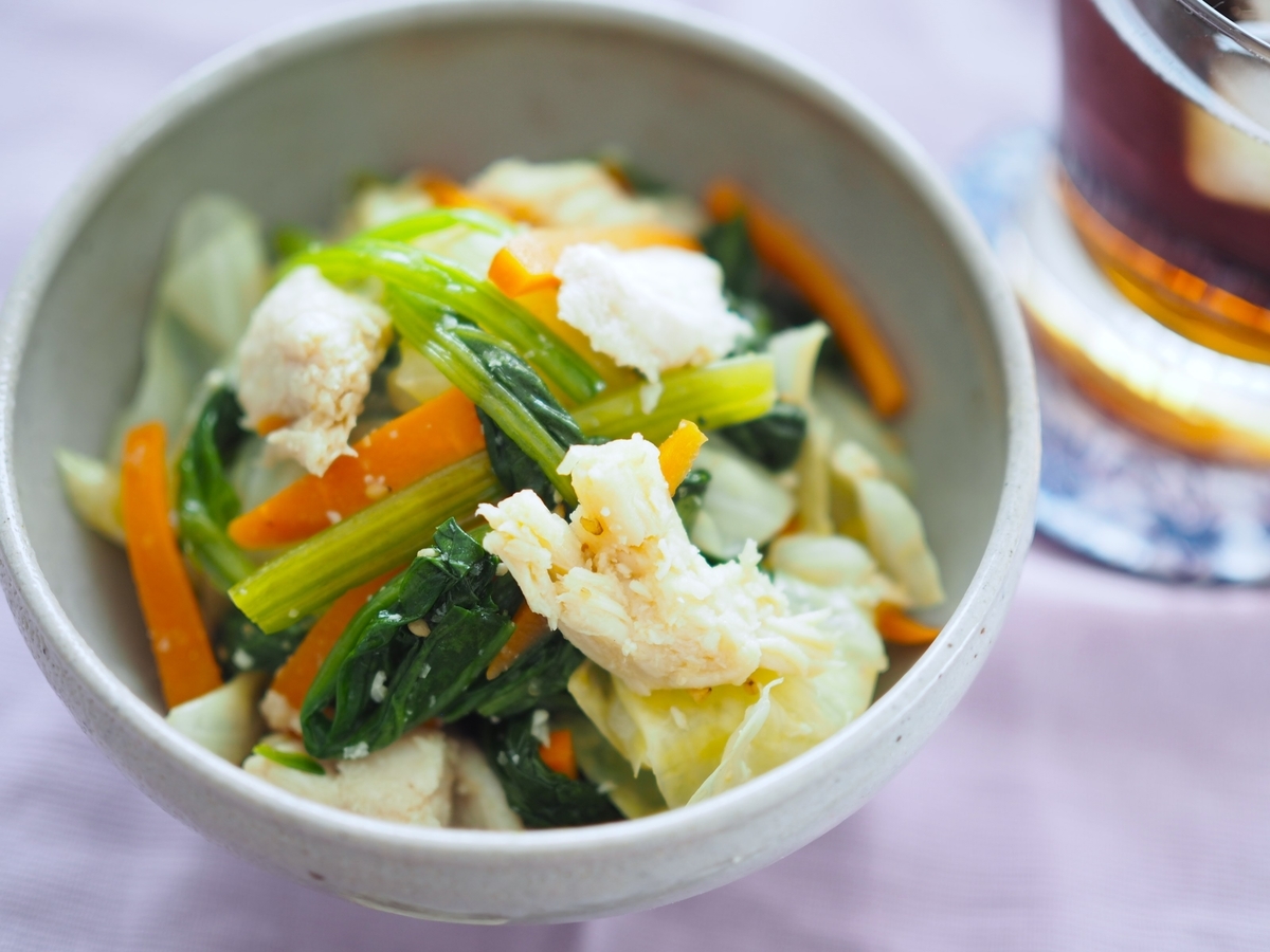 [B! レシピ] タンパク質も野菜も摂れるサラダチキン入り「ナンプラーナムル」はお酒にもご飯にも合う【北嶋佳奈】 - メシ通 | ホットペッパーグルメ