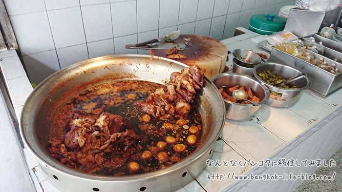 バンコクでおすすめのカオカームー 緑の丼マーク付きの【Chula Pork Leg】 - なんとなくバンコクに移住してみました