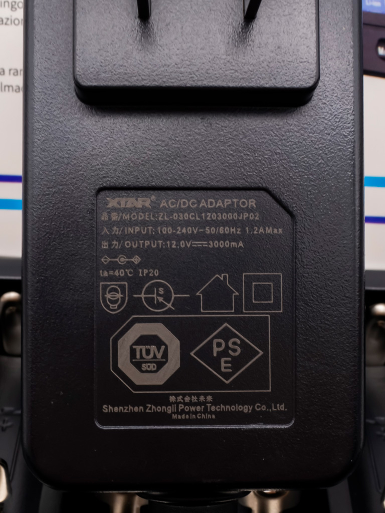 「18650」タイプのリチウムイオン充電池を8本同時に高速充電するXTAR製「VC8 Plus」を購入。 - かわにょぶろぐ