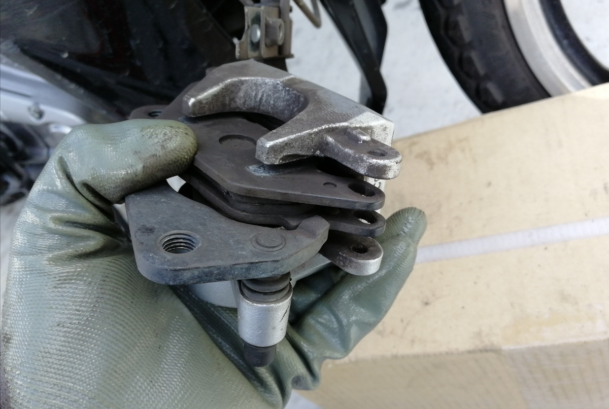 【T115】ブレーキキャリパーの清掃&グリスアップ【メンテナンス】 - ～バイク時々曇り～keBosuke blog