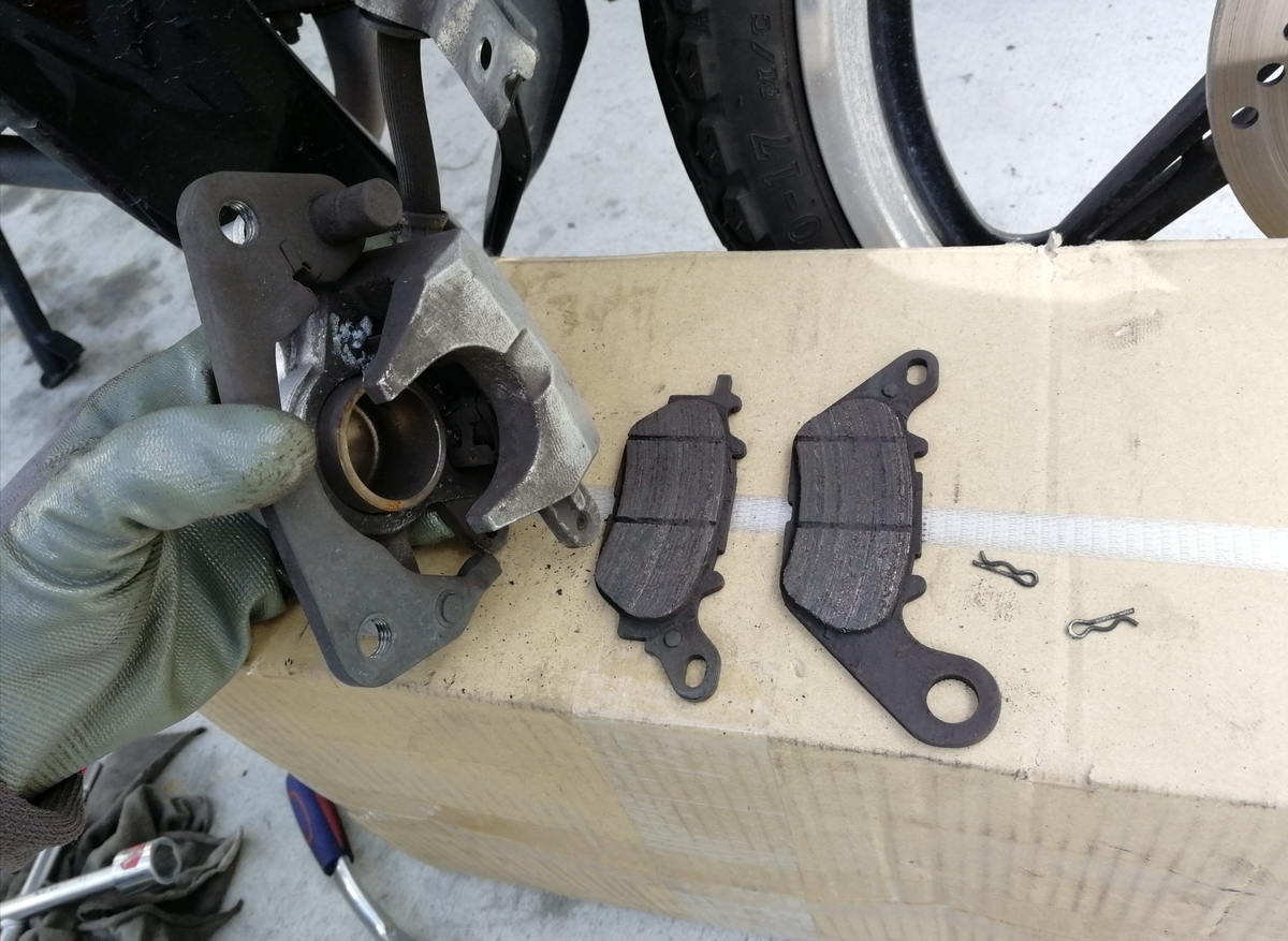 【T115】ブレーキキャリパーの清掃&グリスアップ【メンテナンス】 - ～バイク時々曇り～keBosuke blog