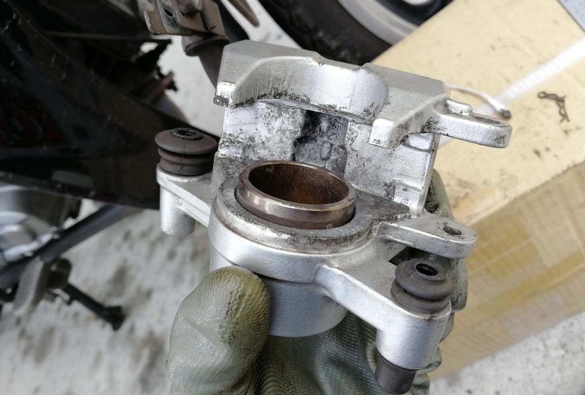 【T115】ブレーキキャリパーの清掃&グリスアップ【メンテナンス】 - ～バイク時々曇り～keBosuke blog