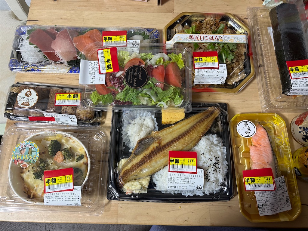 今日のご飯 慎重なタイプです。晩ご飯は、【半額シール縛り】です。 - kitinaの手抜きで美味しい料理ブログ