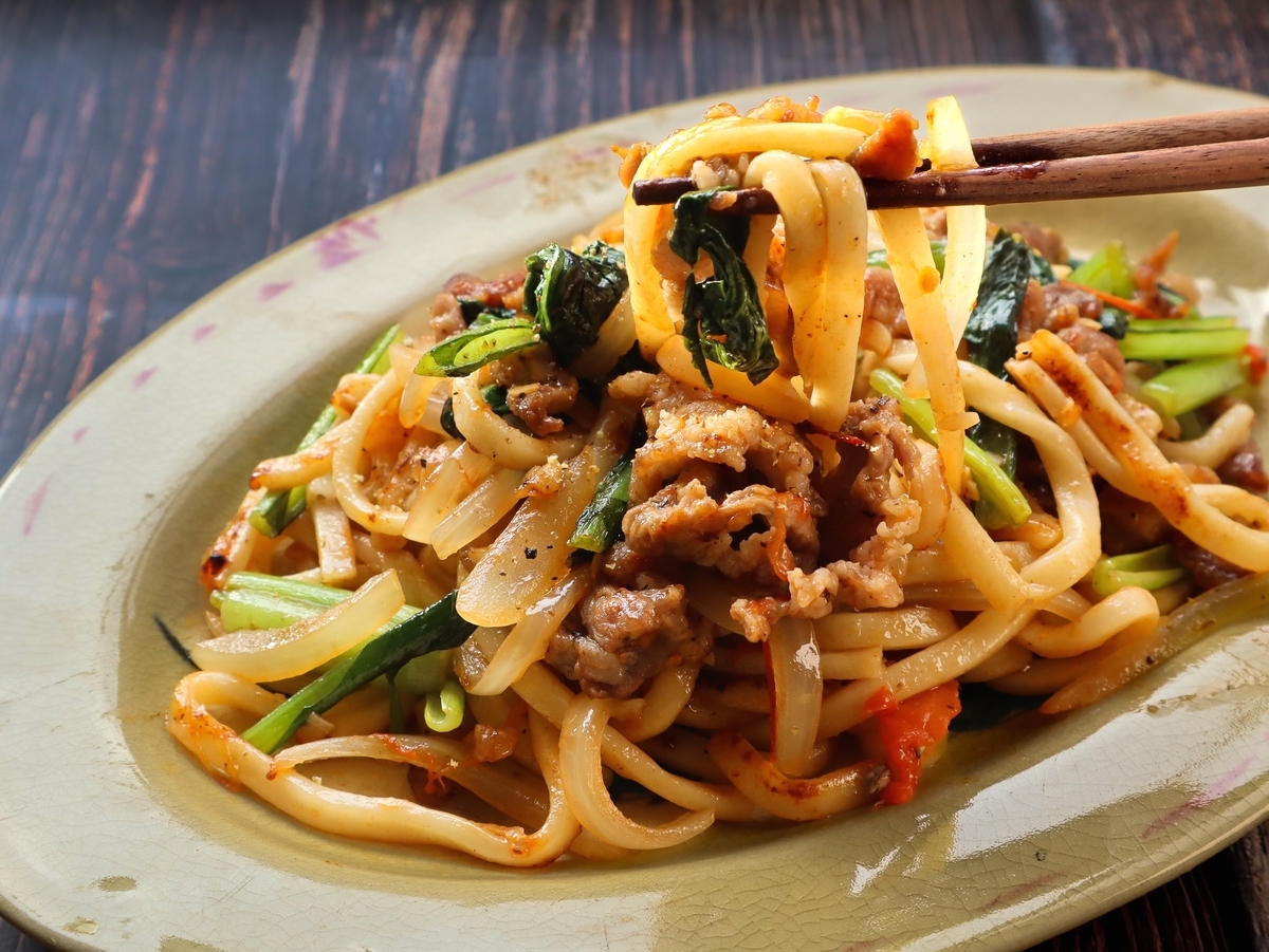 ナンプラーを普段メシに使いたい「ナンプラーとトマトの焼きうどん」で分厚いうま味を味わう - メシ通 | ホットペッパーグルメ