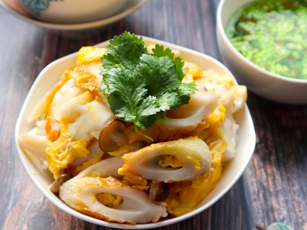 使い切れないナンプラーの出番です。5分でできる「ちくわときのこのナンプラー卵とじ丼」 - メシ通 | ホットペッパーグルメ