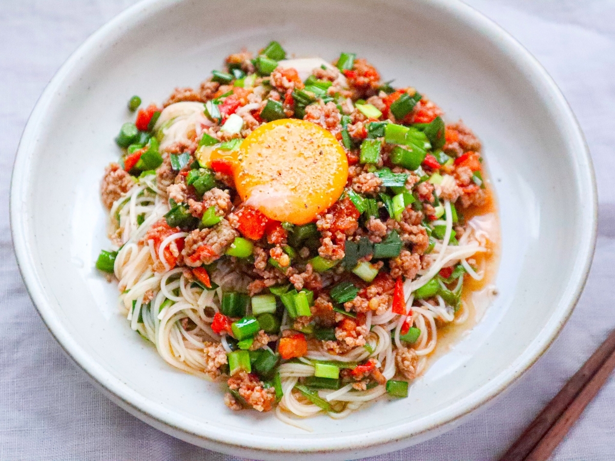 [B! レシピ] ニラ×にんにくの芽の風味が痛快な「ナンプラー和えそうめん」のレシピ。ナンプラーとトマトのうま味が広がる - メシ通 ...