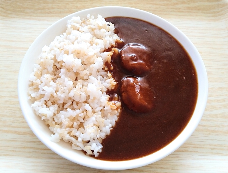 【週1レトルト朝カレーの日 Vol.203】マルシンフーズ「マルシン ミニハンバーグ入カレー」中辛 - 小紅色
