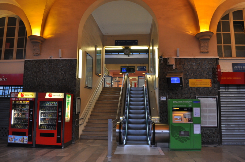 ベルサイユ宮殿の最寄り駅、VERSAILLES RIVE DROITE駅（フランス旅行記100） - kobeoyaji's blog