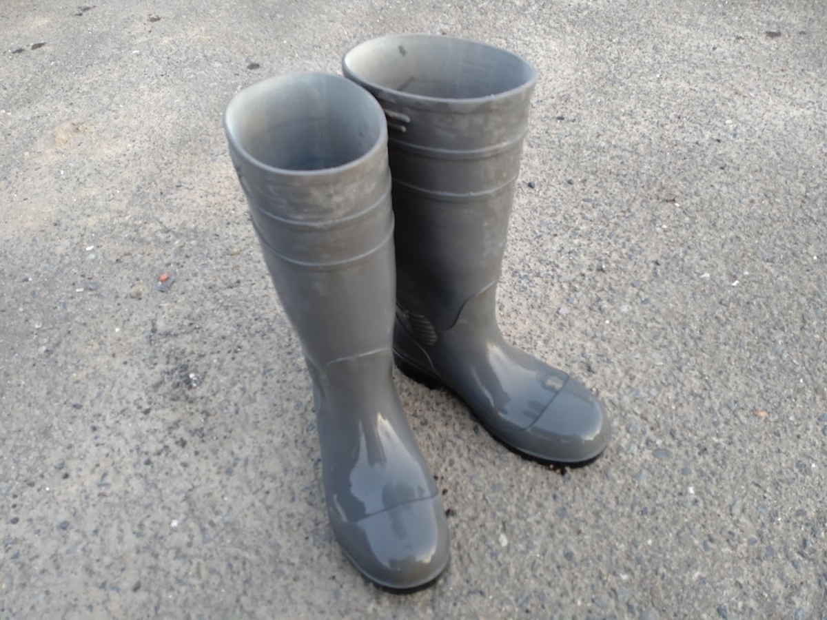 穴の開いた長靴を補修してみる。 - ここ掘れちんたろう！