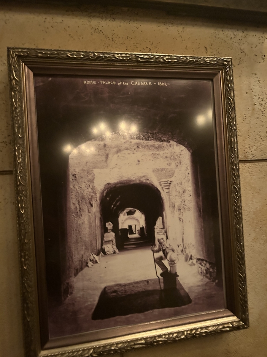 タワー・オブ・テラー内プロップス：ハイタワー三世の冒険・記念写真 - タワー・オブ・テラー：アトラクション内プロップス