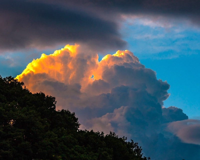 昨夕の入道雲、夕日で輝いて - こつなぎの写真ノート（hatena)