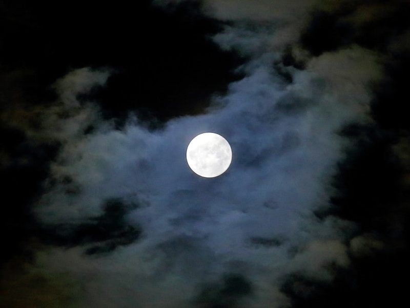 未明の満月にレンズを向けて 2023年8月 - こつなぎの写真ノート（hatena)