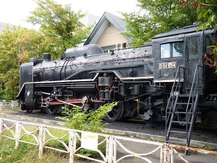富良野市のSL保存機 D51 954（旧胆振縦貫鉄道 D5105) - 藻岩颪に豊河の流れ。