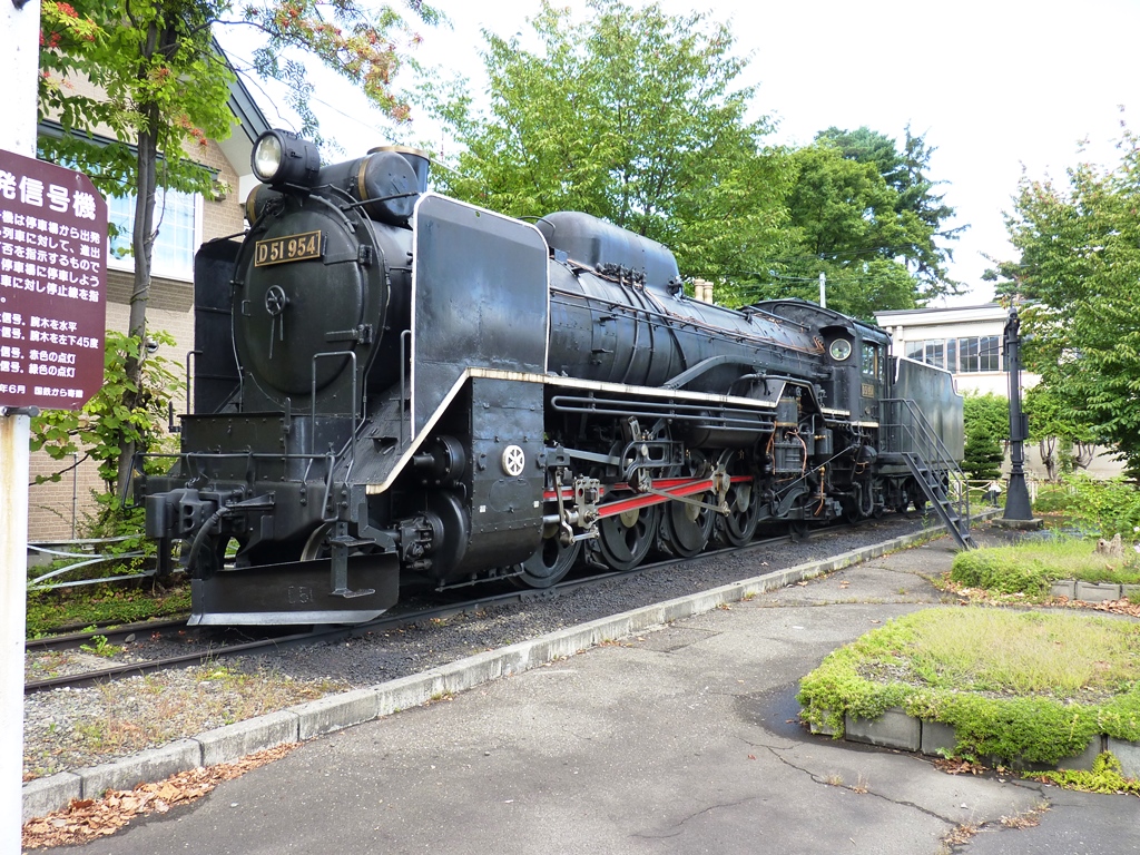 富良野市のSL保存機 D51 954 - 藻岩颪に豊河の流れ。