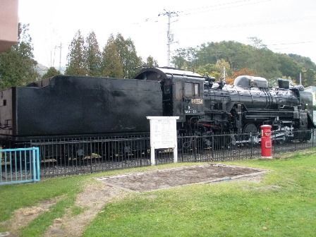豊浦町のSL保存機 D51 953（旧胆振縦貫鉄道 D5104) ギースル・エジェクタ煙突の珍しい一両 - 藻岩颪に豊河の流れ。