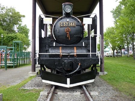 岩見沢市のSL保存機 C57 144とD51 47 - 藻岩颪に豊河の流れ。